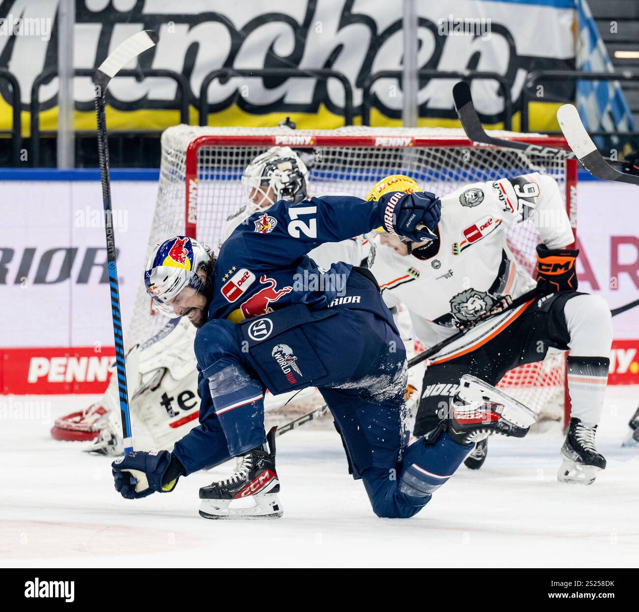 Muenchen, Deutschland. 06th Jan, 2025. Nico Kraemmer (EHC Red Bull ...