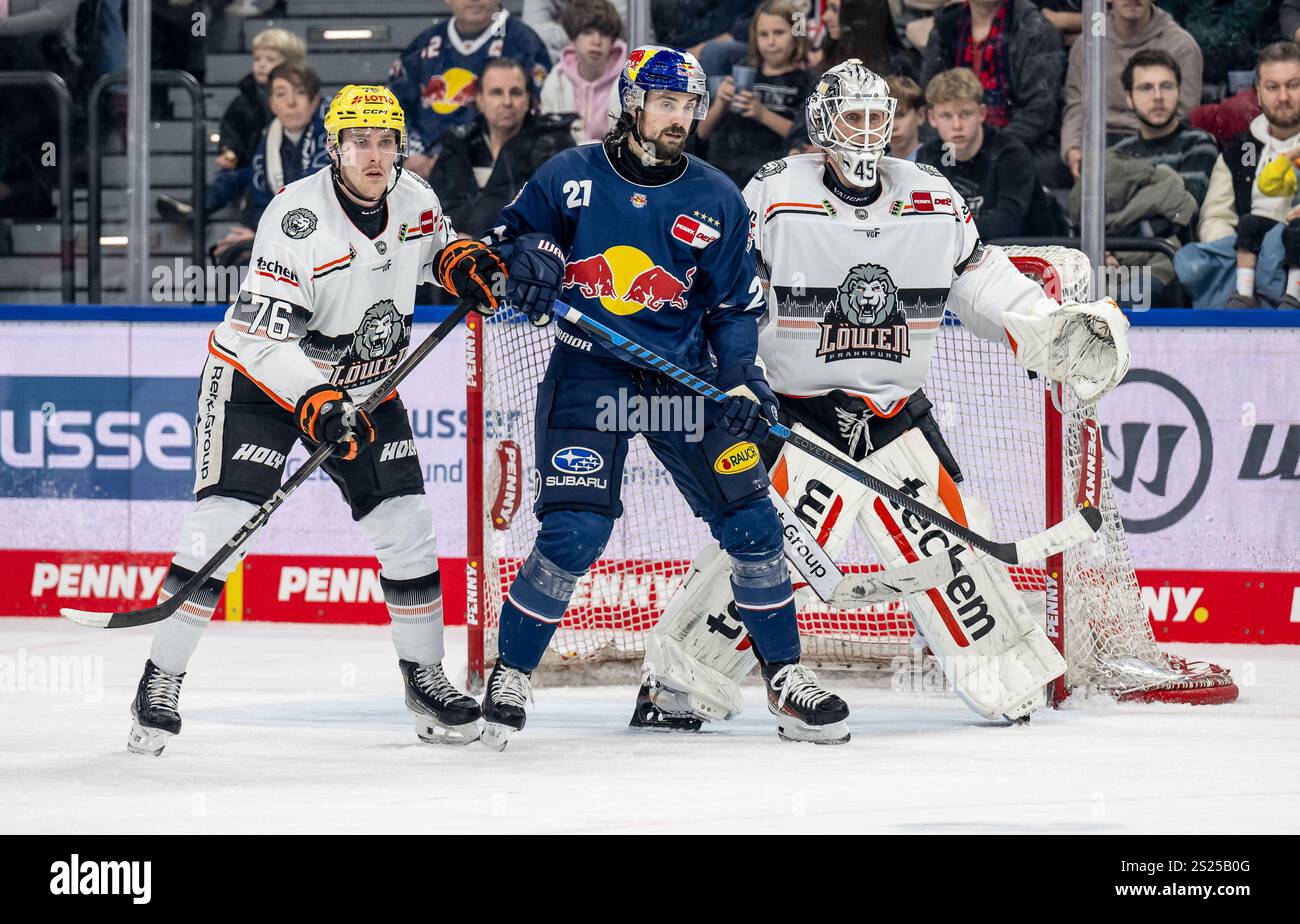 Daniel Wirt (Loewen Frankfurt, #76) und Jussi Olkinuora (Torwart ...