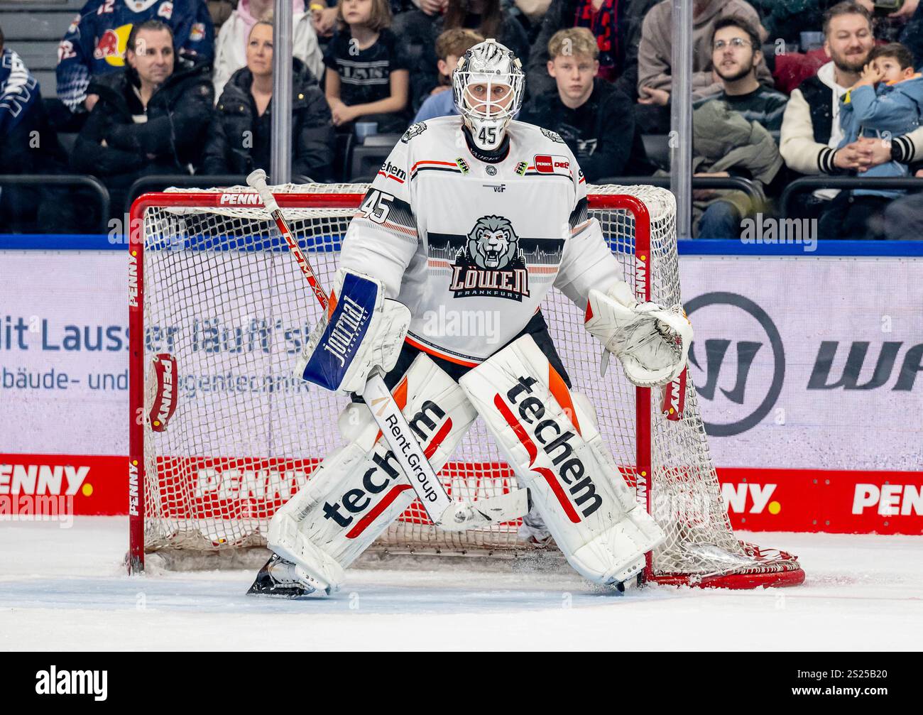 Jussi Olkinuora (Torwart, Loewen Frankfurt, #45). GER, EHC Red Bull ...