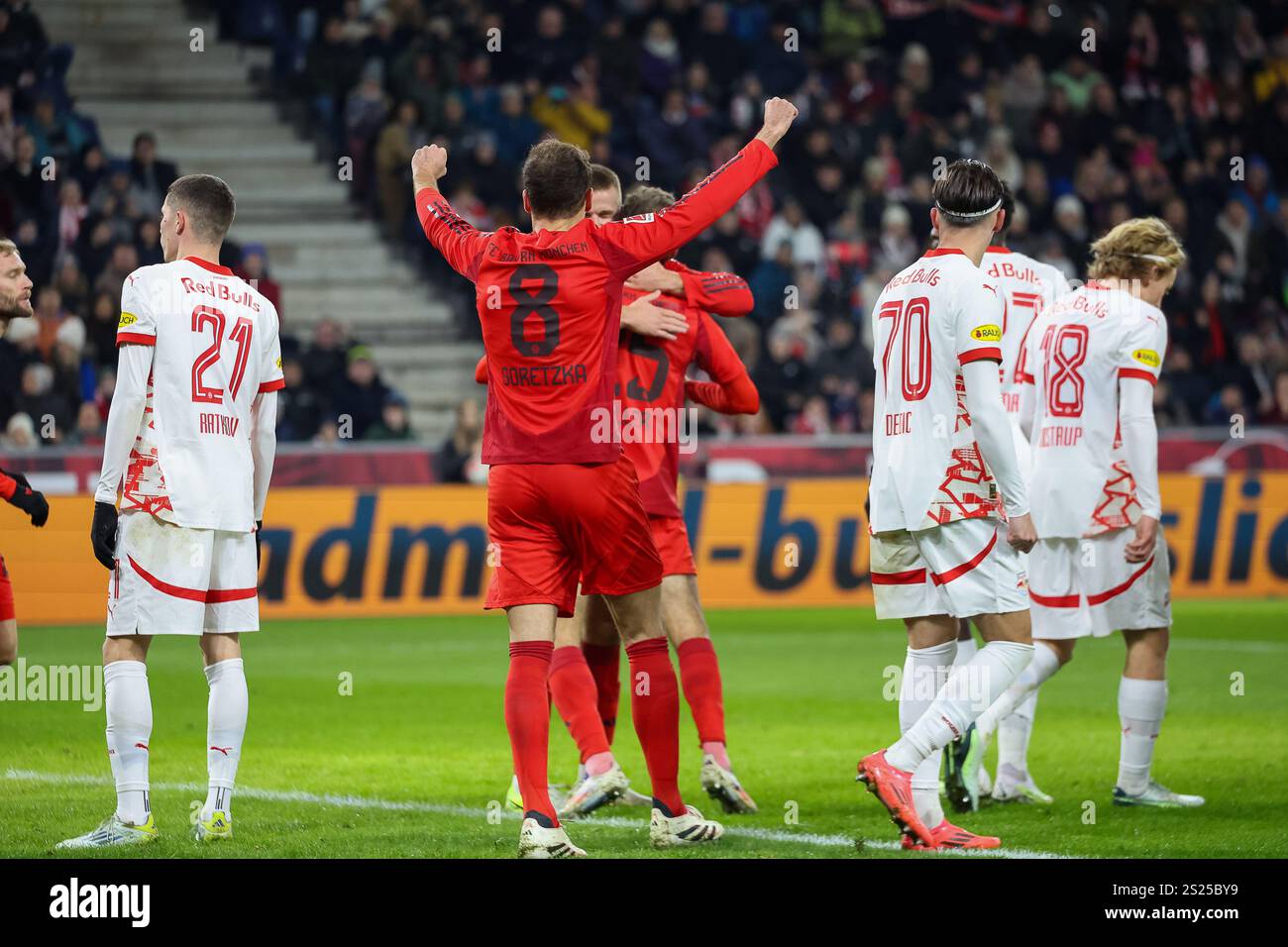 Jubel zum Tor zum 0:1 durch Eric Dier (FC Bayern Muenchen, #15), Leon ...