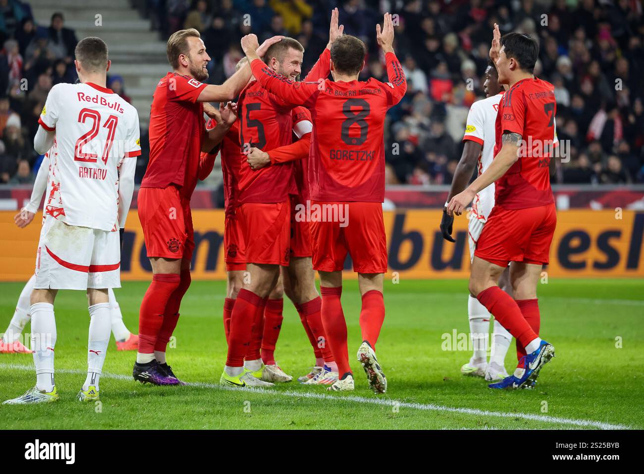 Jubel zum Tor zum 0:1 durch Eric Dier (FC Bayern Muenchen, #15), AUT ...