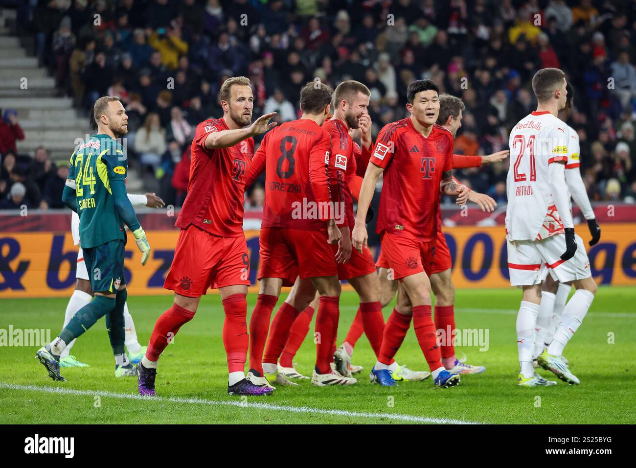 Jubel zum Tor zum 0:1 durch Eric Dier (FC Bayern Muenchen, #15), AUT ...