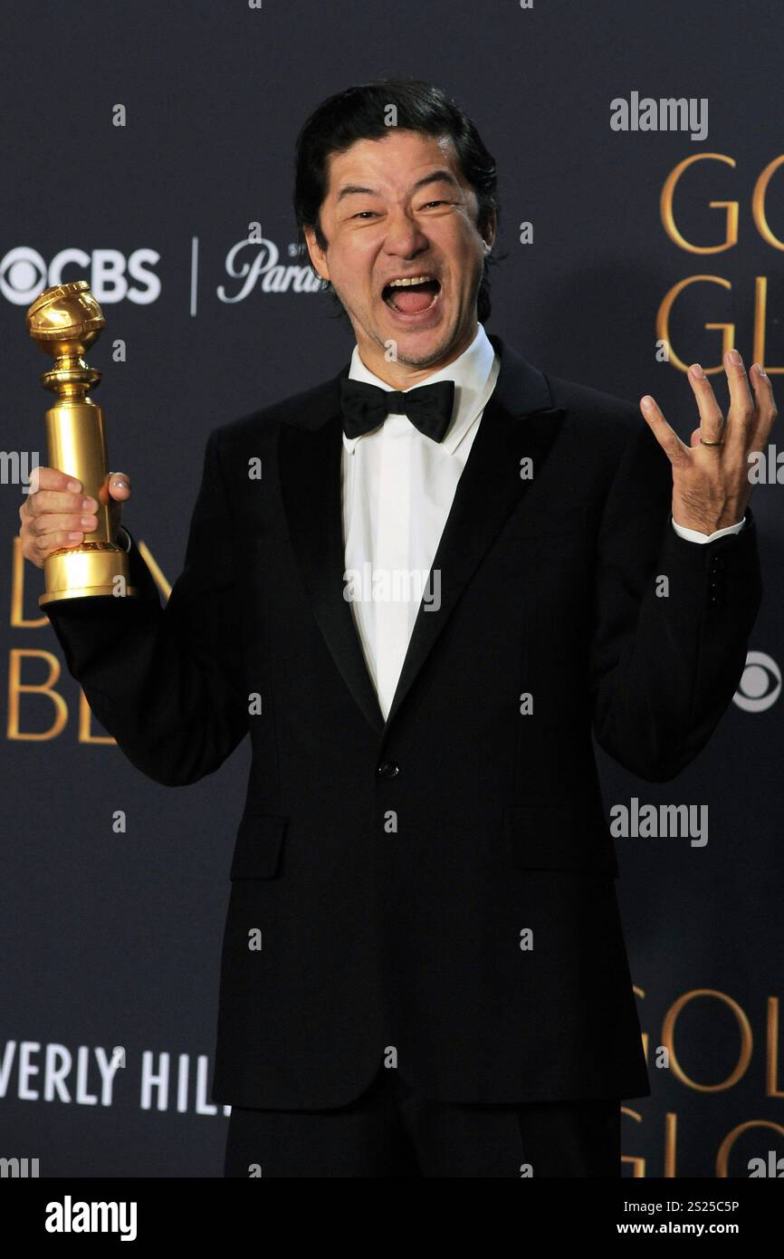 Tadanobu Asano mit dem Preis für den besten TV-Nebendarsteller in ...