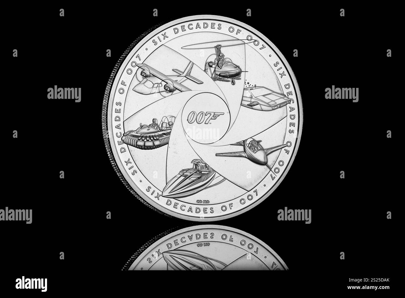 2024 UK £5 coin to commemorate 6 decades of James Bond 007 Stock Photo ...
