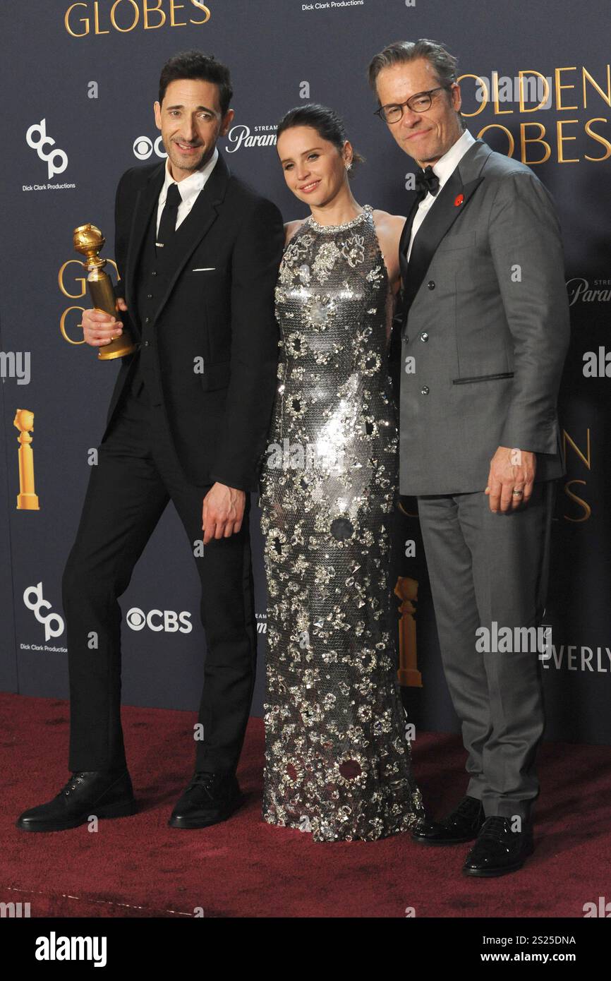 Adrien Brody mit dem Preis für den besten Drama-Hauptdarsteller in The Brutalist mit Felicity ...