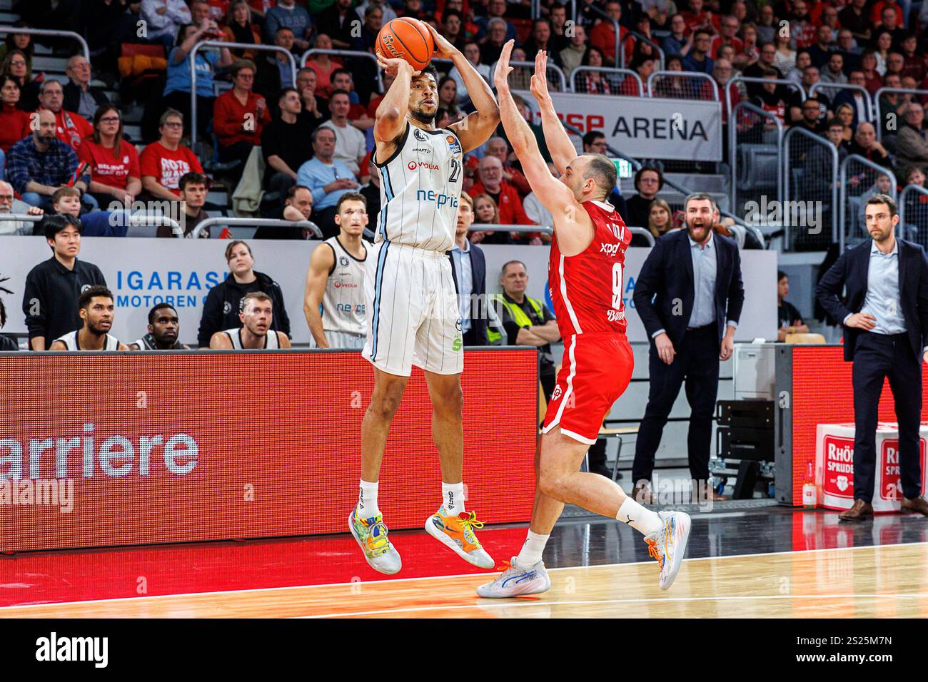 Jordan Barnett (Hamburg Towers, #21), Karsten Tadda (Bamberg Baskets ...