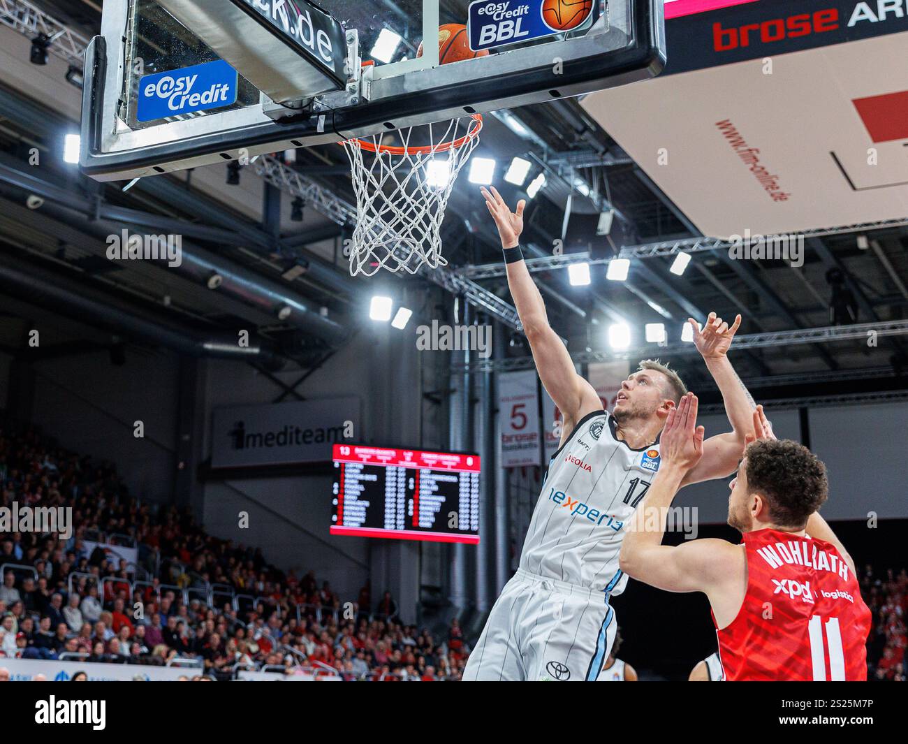 Niklas Wimberg (Hamburg Towers, #17), Kevin Wohlrath (Bamberg Baskets, #11), Bamberg Baskets vs ...
