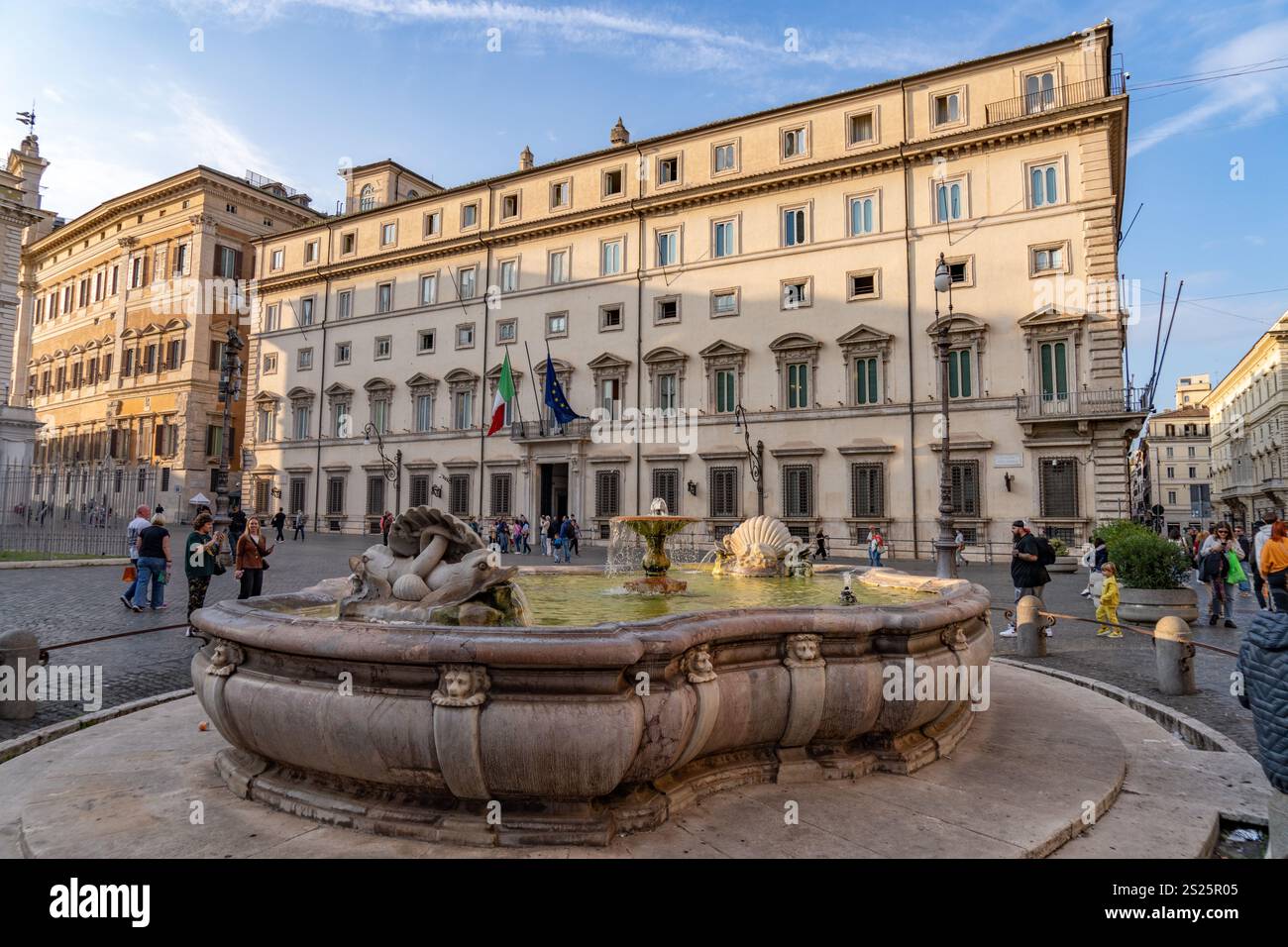 The fountain in the Piazza Colonna with the Chigi Palace behind. Rome ...