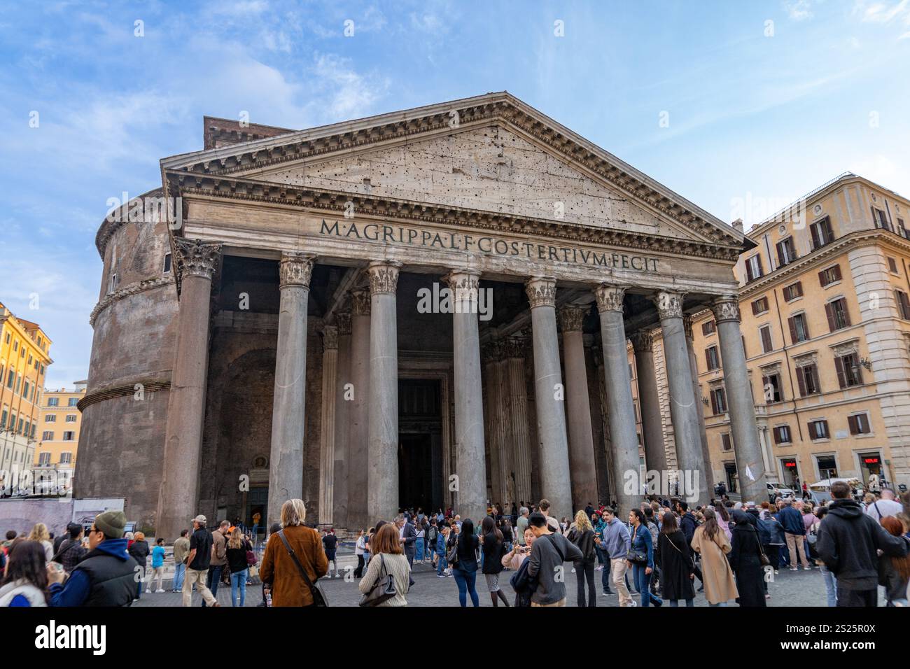 Tourists in front of the Pantheon in the Piazza della Rotunda in Rome ...
