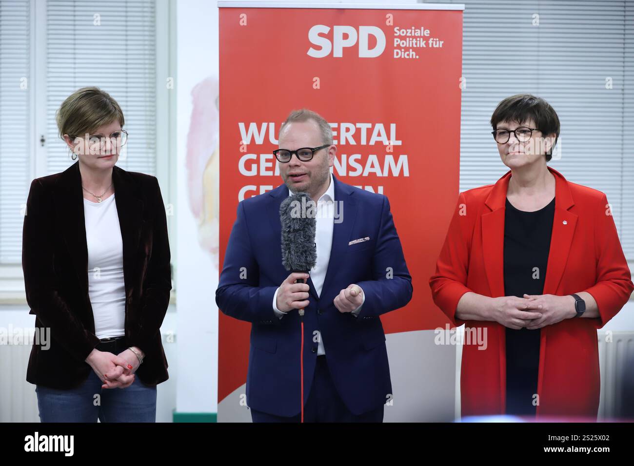 06 January 2025, North Rhine-Westphalia, Wuppertal: Sarah Philipp (l-r ...