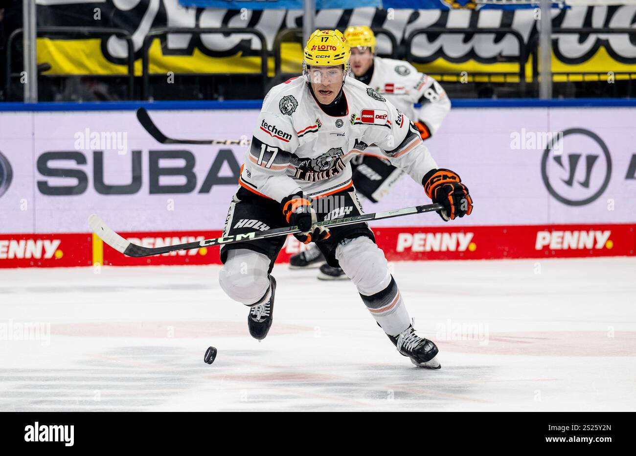 Carter Rowney (Loewen Frankfurt, #17). GER, EHC Red Bull Muenchen vs ...