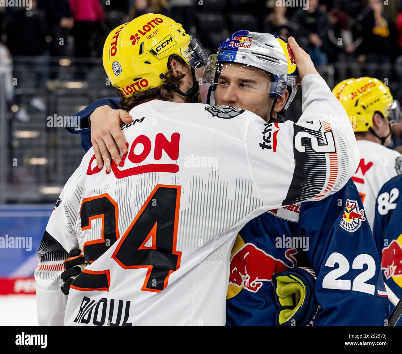 Shakehands zwischen Philipp Bidoul (Loewen Frankfurt, #24) und Jakob ...