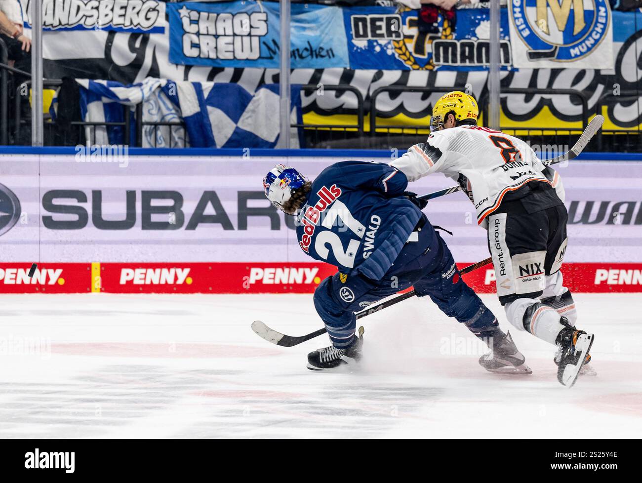 Kampf um den Puck / Zweikampf zwischen Veit Oswald (EHC Red Bull Muenchen, #27) und Nathan Burns ...