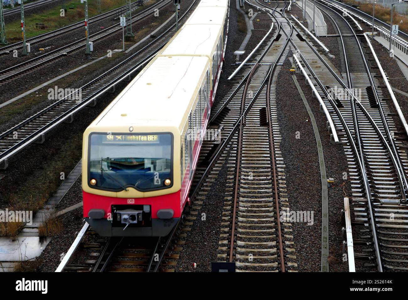06.01.2025, Berlin - Deutschland. Die S-Bahn S9 unterwegs zum Flughafen ...