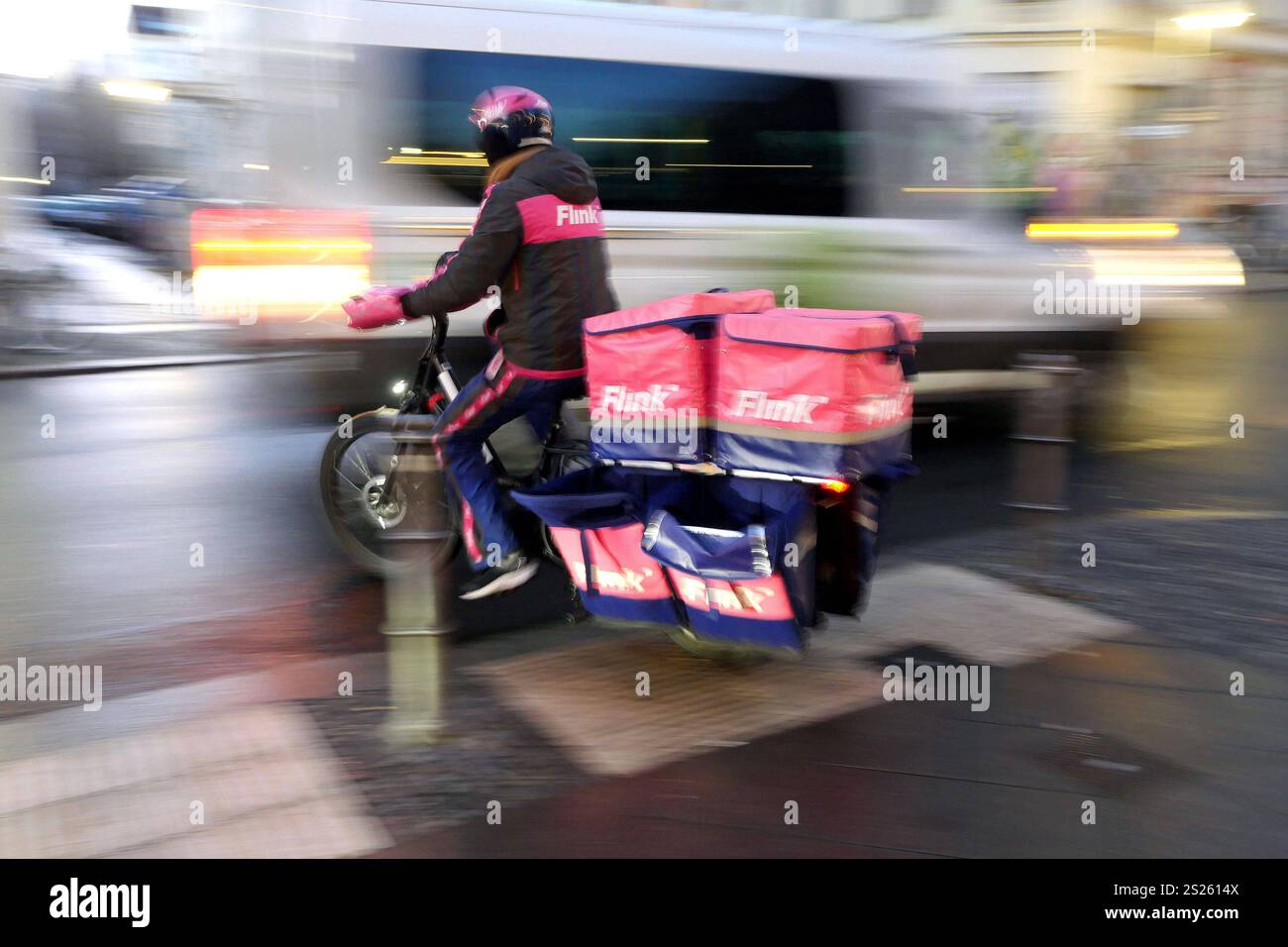 06.01.2025, Berlin - Deutschland. Schwer bepacktes Fahrrad vom ...
