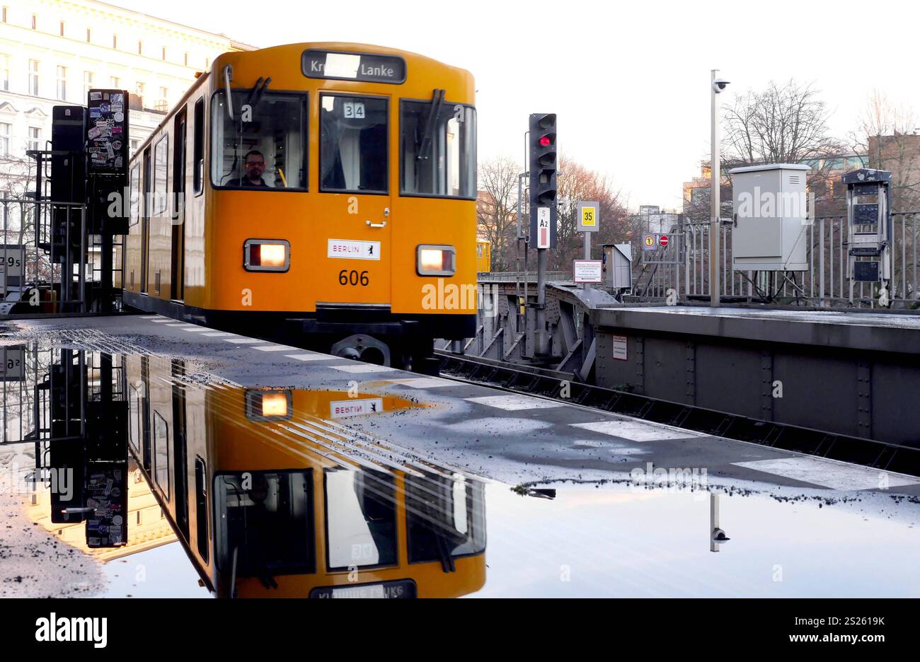 06.01.2025, Berlin - Deutschland. Die U-Bahnlinie U3 unterwegs nach ...