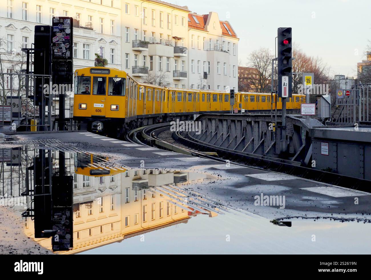 06.01.2025, Berlin - Deutschland. Die U-Bahnlinie U3 unterwegs nach ...