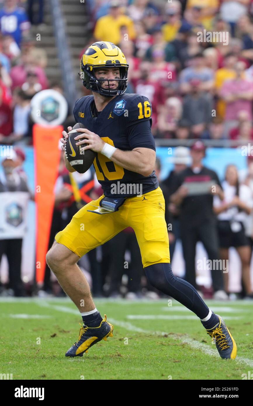 TAMPA, FL - DECEMBER 31: Michigan Wolverines quarterback Davis Warren ...