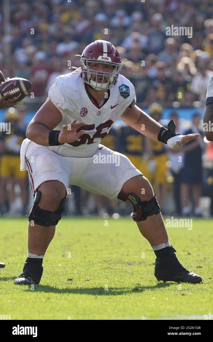 TAMPA, FL - DECEMBER 31: Alabama Crimson Tide offensive lineman Geno ...