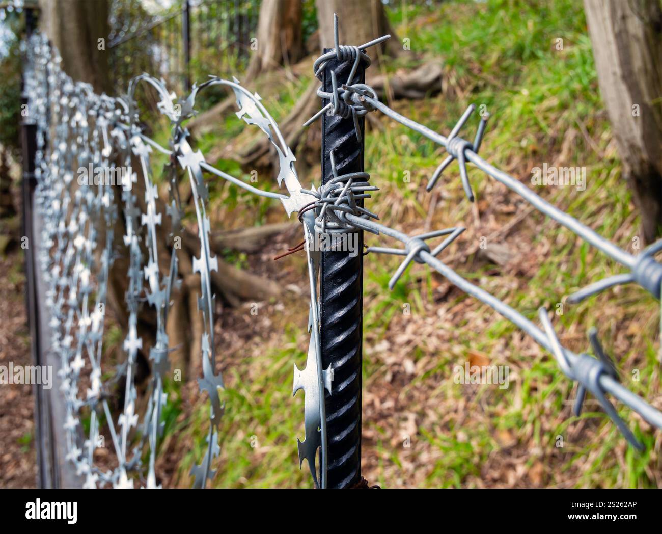 The joint of old barbed wire with a modern one of the "Egoza" type ...