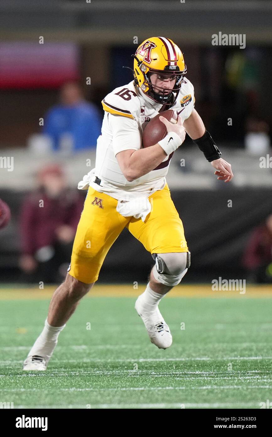 CHARLOTTE, NC - JANUARY 03: Minnesota Golden Gophers quarterback Max ...