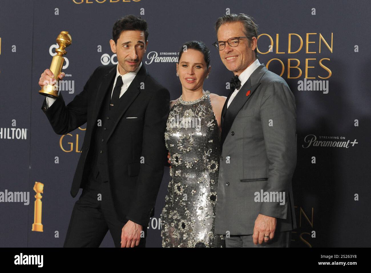 Adrien Brody mit dem Preis für den besten Drama-Hauptdarsteller in 'The Brutalist' mit Felicity ...