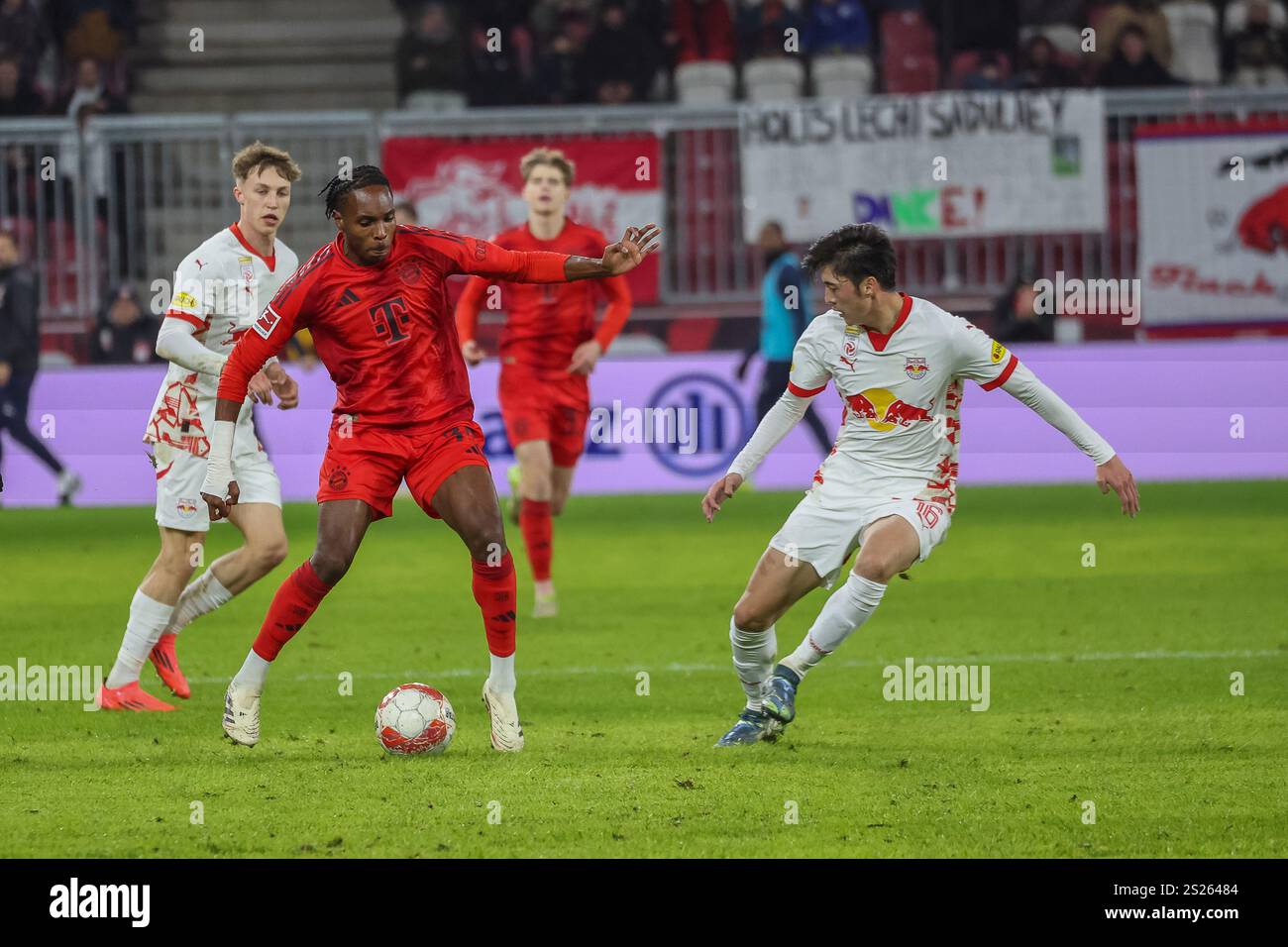 Mathys Tel (FC Bayern Muenchen, #39) mit Takumu Kawamura (FC Red Bull Salzburg, #16), AUT, FC ...