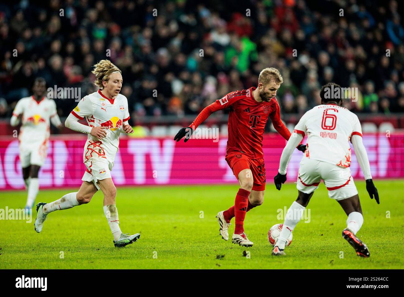 Zweikampf Konrad Laimer (FC Bayern M?nchen, 27), Samson Baidoo (FC Red Bull Salzburg, 6 ...