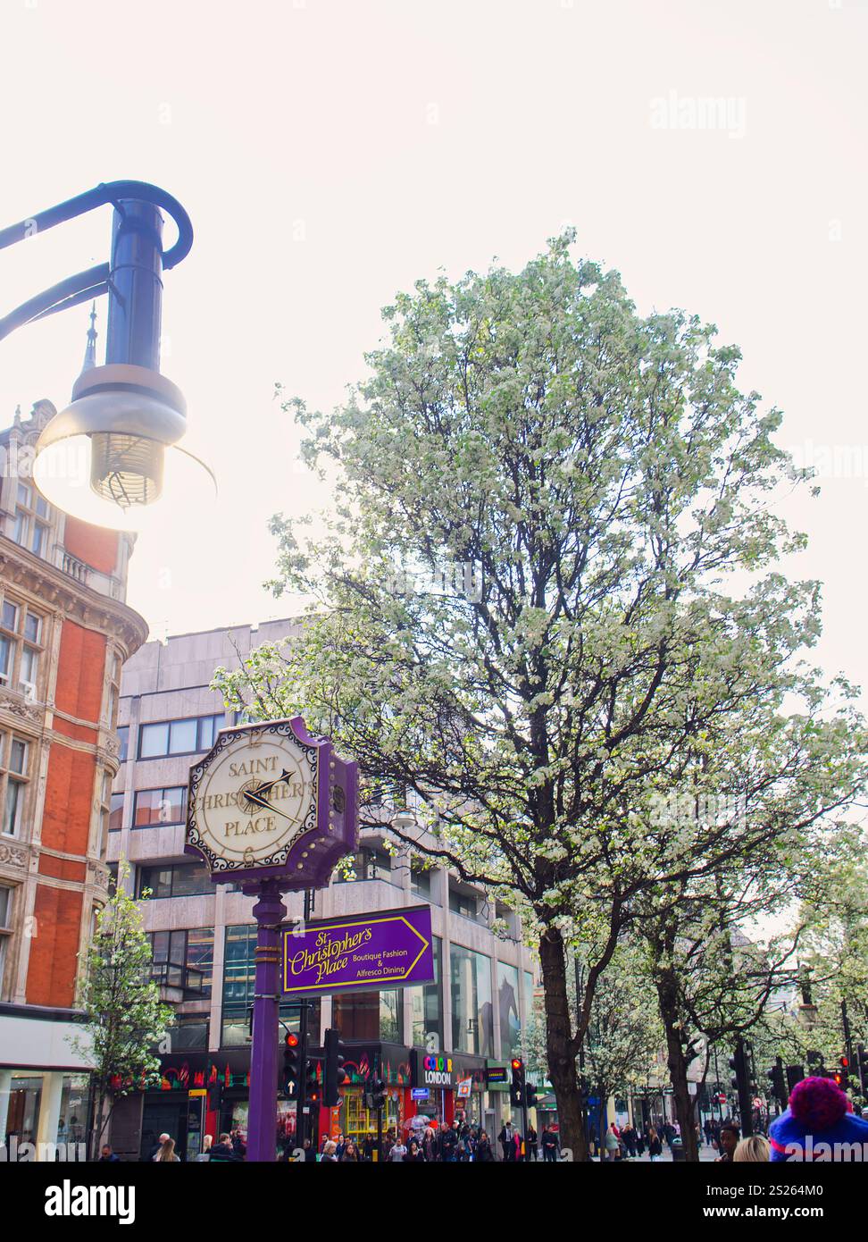 London, United Kingdom - March 28, 2019: Bustling urban scene with ...