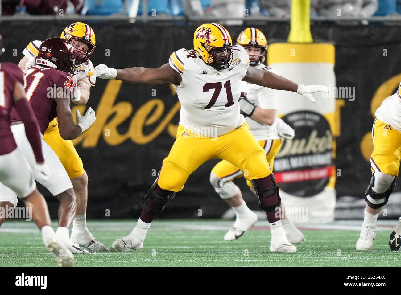 CHARLOTTE, NC - JANUARY 03: Minnesota Golden Gophers offensive lineman ...