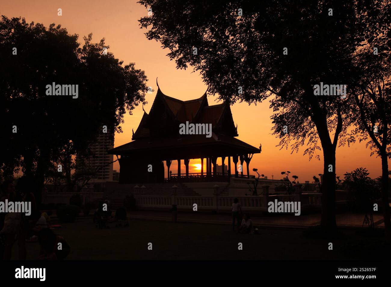 the Santichaiprakan Park at the Fort Phra Sumen on the Menam Chao ...