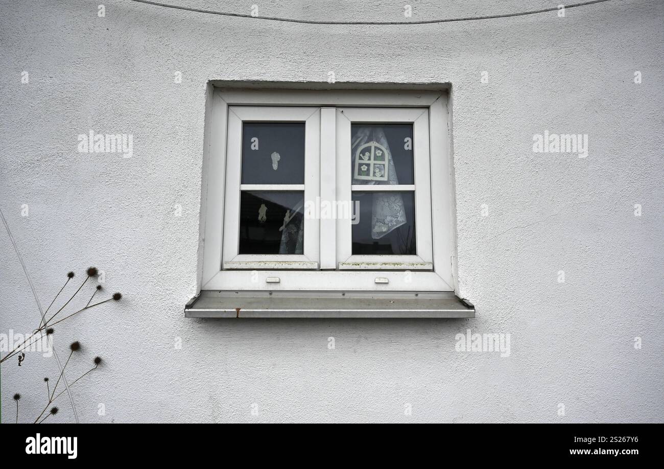 Fenster eines unbewohnten Wohnhauses, aufgenommen in Eichenau, Bayern ...