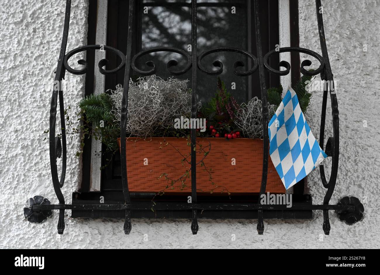 Fenster eines Wohnhauses, Fahne mit Farben des Freistaates Bayern ...