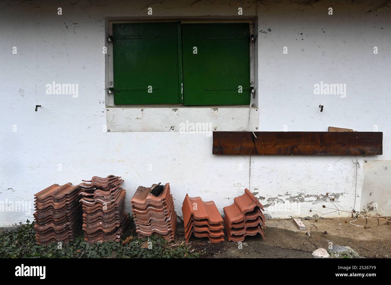 Fenster, Dachziegeln, eines unbewohnten Wohnhauses, aufgenommen in ...