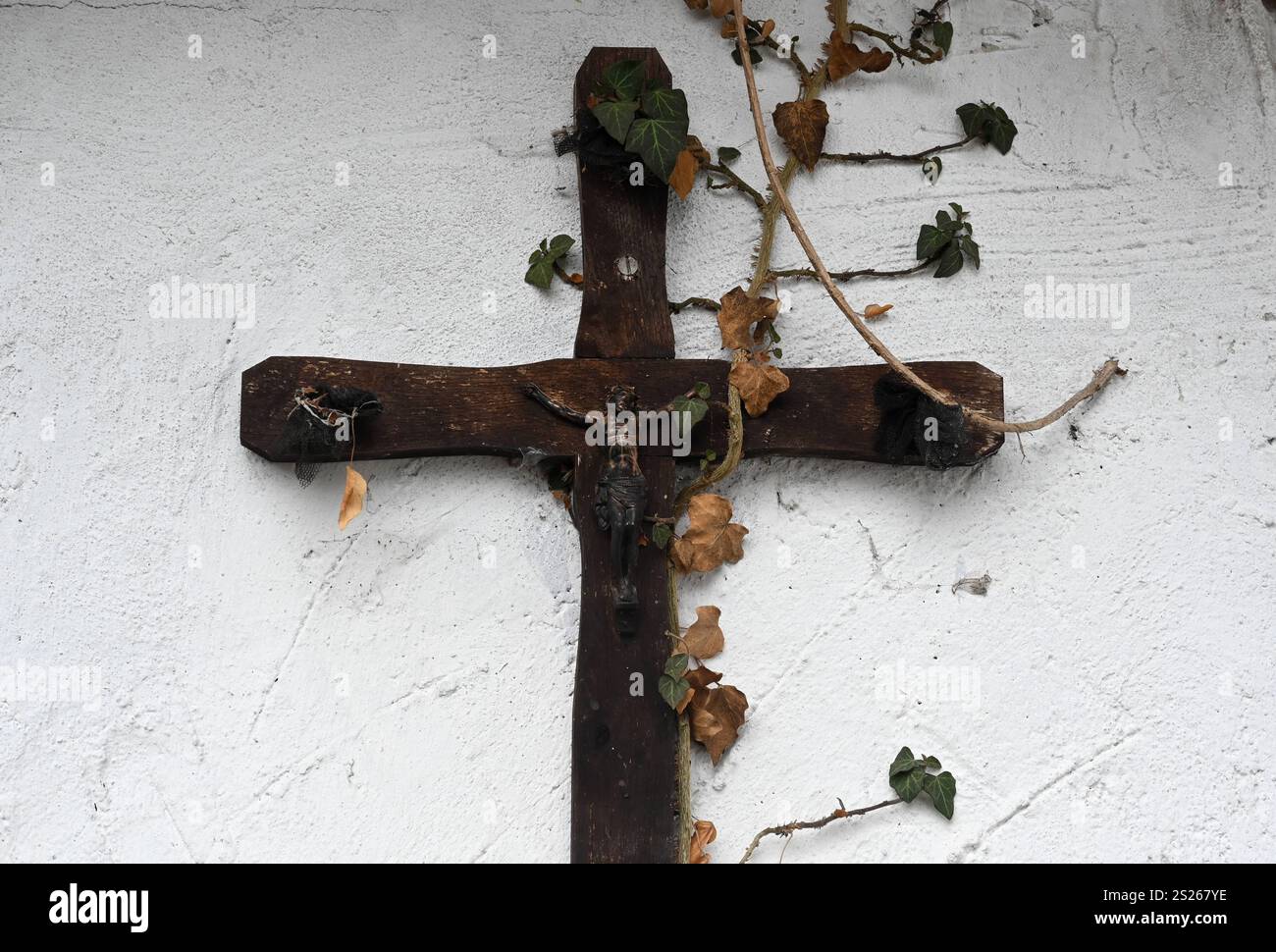 Kreuz, Jesuskreuz der Kirche, aufgenommen in Eichenau, Bayern, am 14 ...