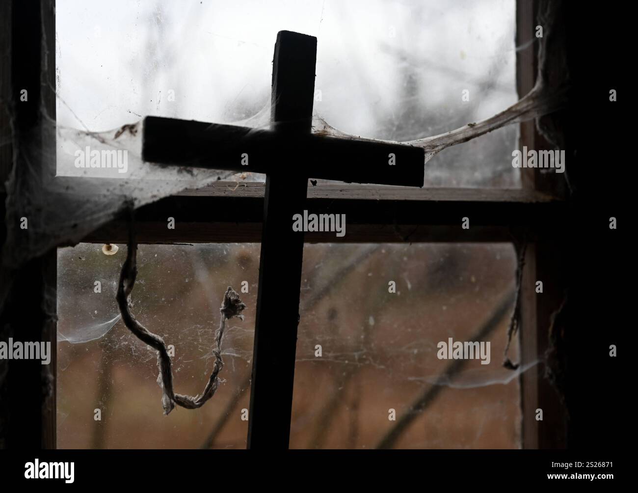 Kreuz, Jesuskreuz der Kirche, aufgenommen in einem Fenster in Eichenau ...