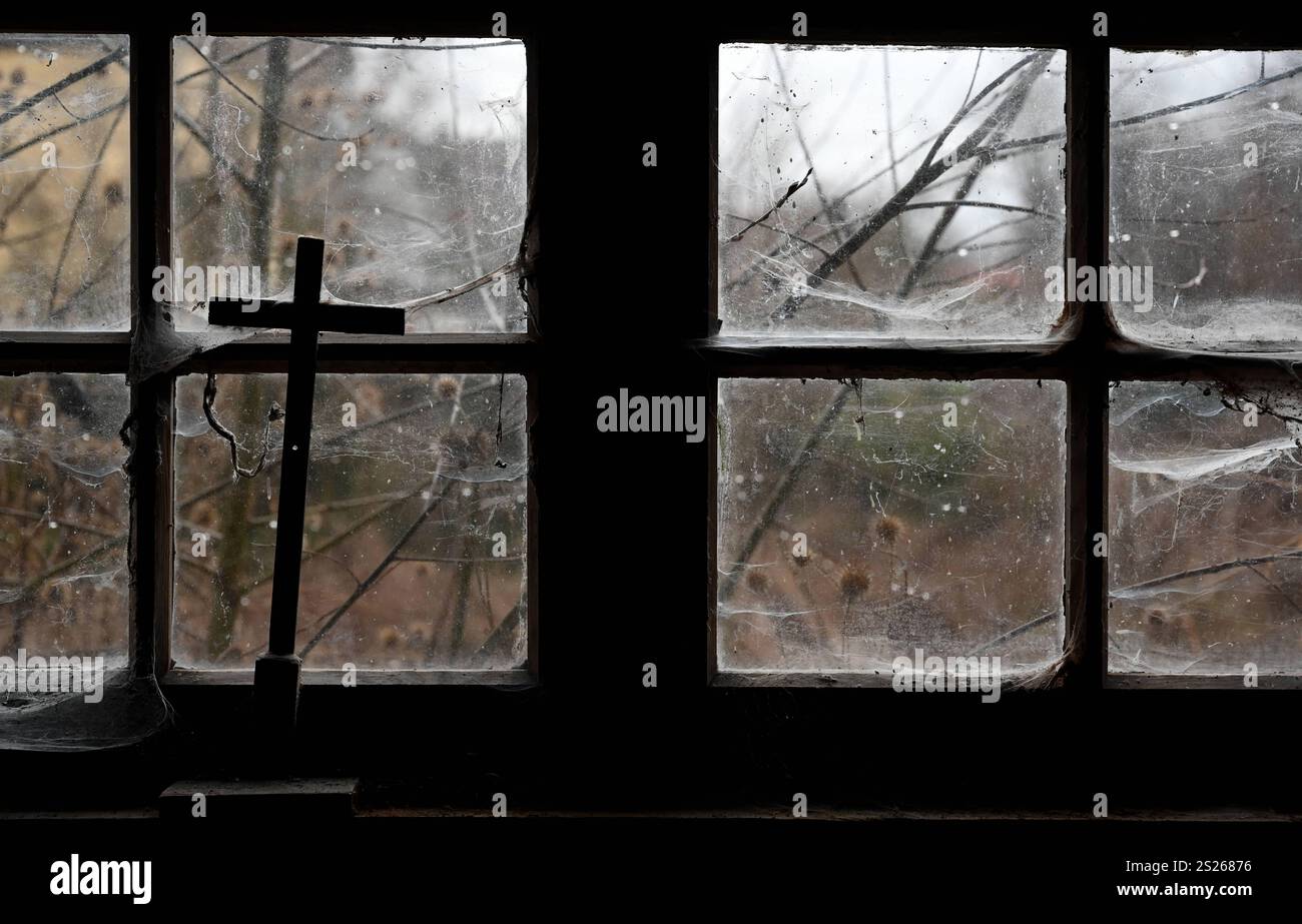 Kreuz, Jesuskreuz der Kirche, aufgenommen in einem Fenster in Eichenau ...