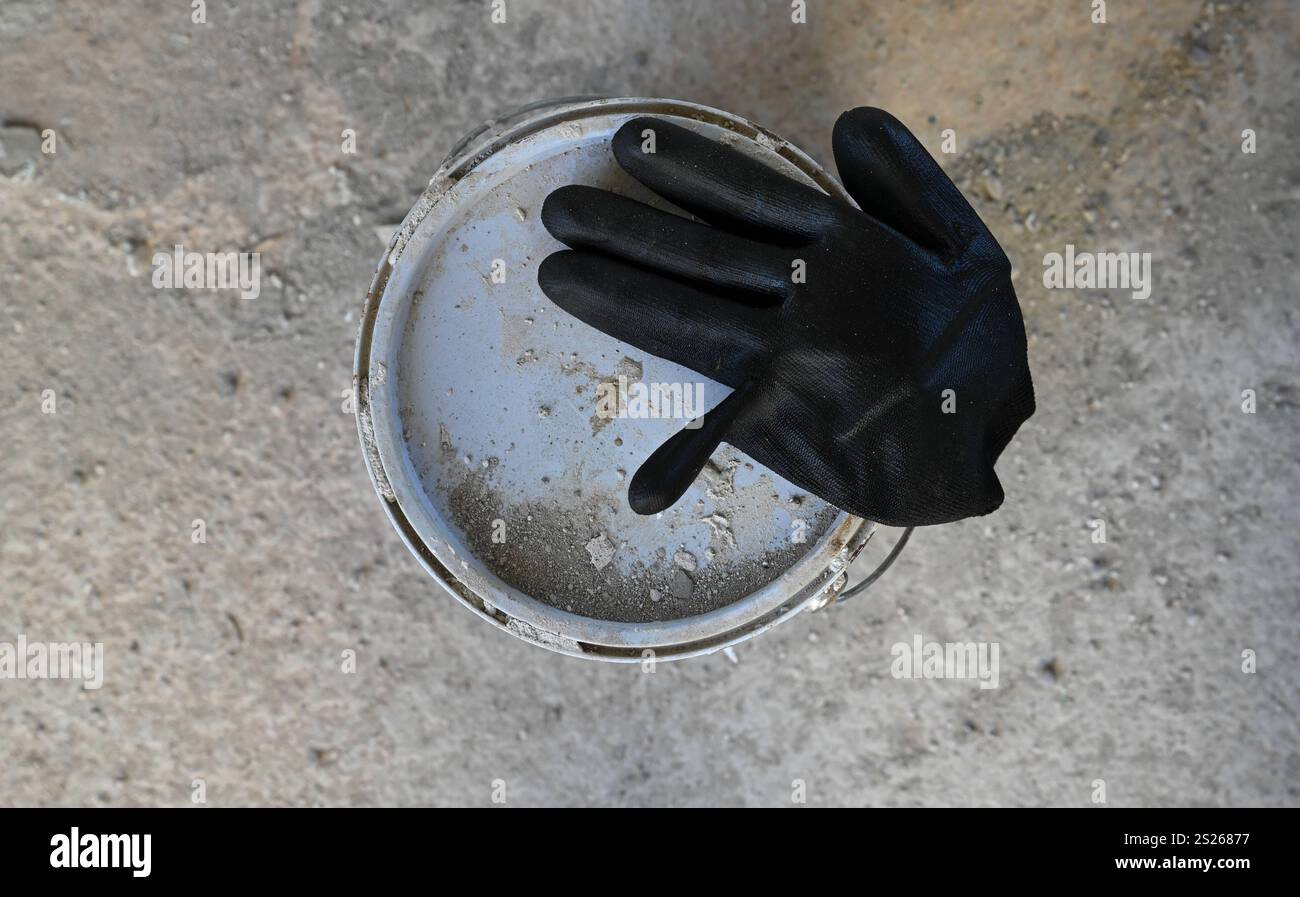 Arbeitsmaterial, Farbe, Handschuh, aufgenommen in Eichenau, Bayern, am ...