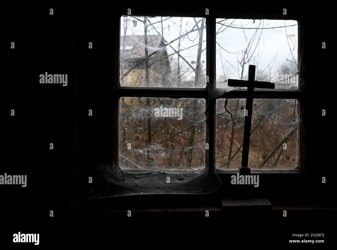 Kreuz, Jesuskreuz der Kirche, aufgenommen in einem Fenster in Eichenau ...