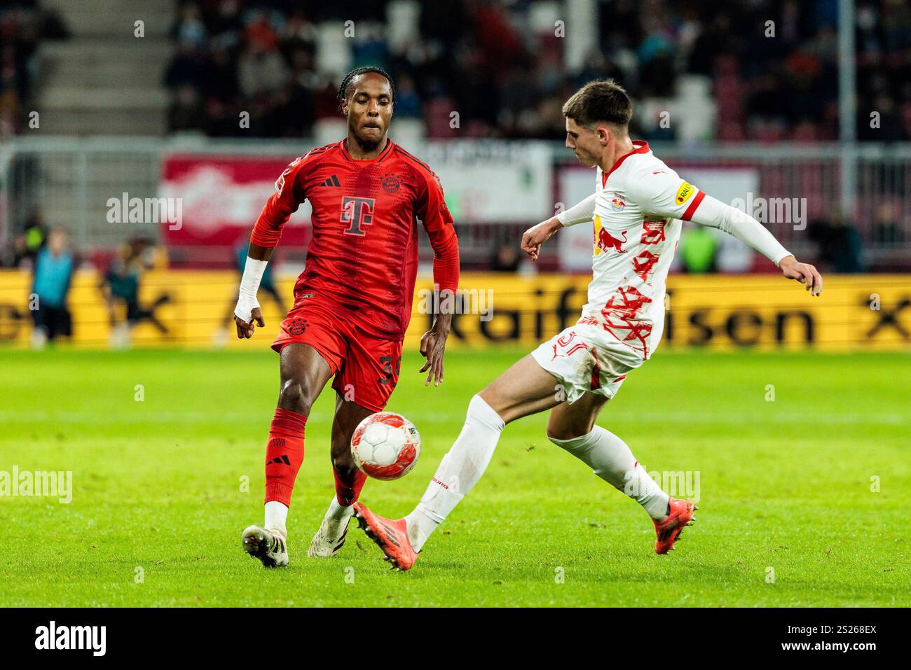 Zweikampf Mathys Henri Tel (FC Bayern M?nchen, 39), Tim Trummer (FC Red Bull Salzburg, 37 ...