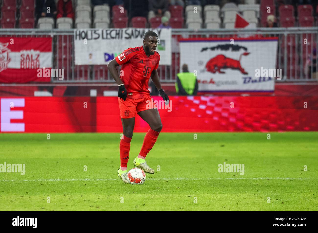 Dayot Upamecano (FC Bayern Muenchen, #02) mit Ball, AUT, FC Red Bull ...