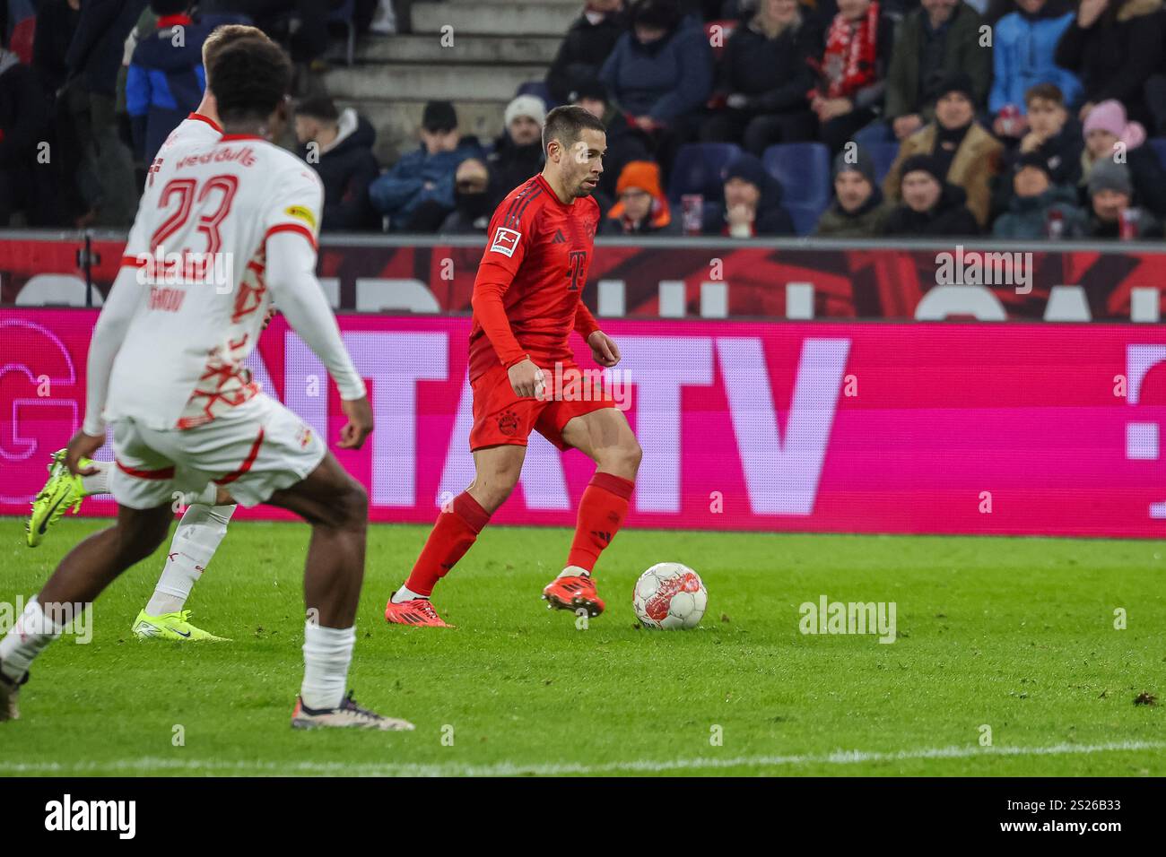 Raphael Guerreiro (FC Bayern Muenchen, #22) mit Ball, AUT, FC Red Bull ...