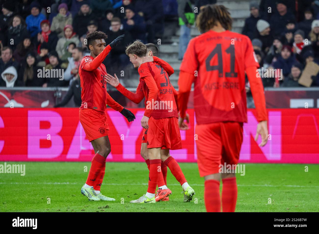 Torjubel zum Tor zum 0:6 durch Jonathan Asp-Jensen (FC Bayern Muenchen ...