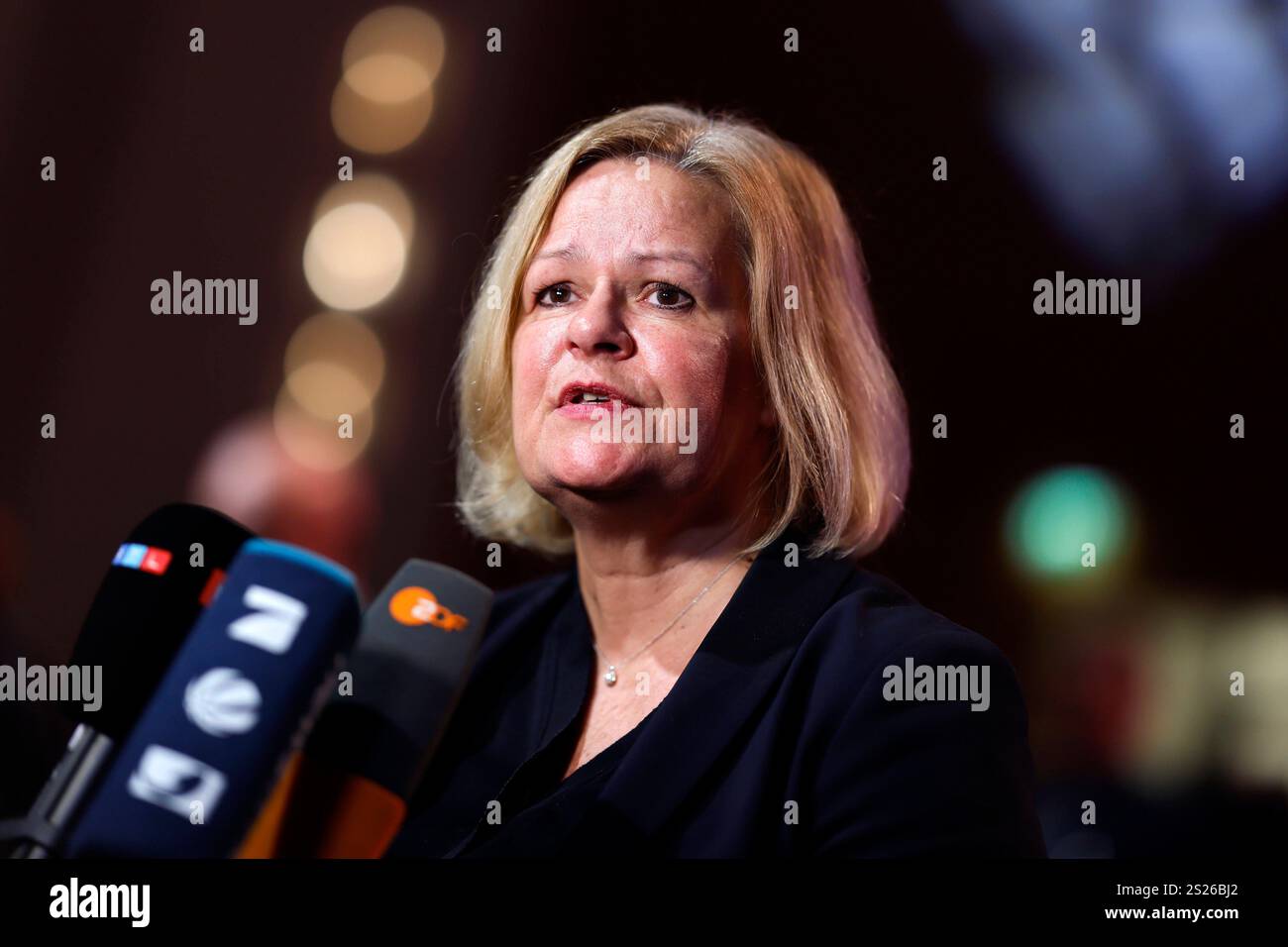 Innenministerin Nancy Faeser SPD bei einem TV-Statement zu ...
