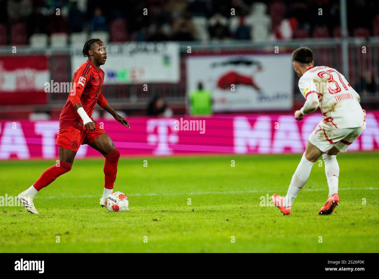 Zweikampf Mathys Henri Tel (FC Bayern M?nchen, 39), Tim Trummer (FC Red Bull Salzburg, 37 ...