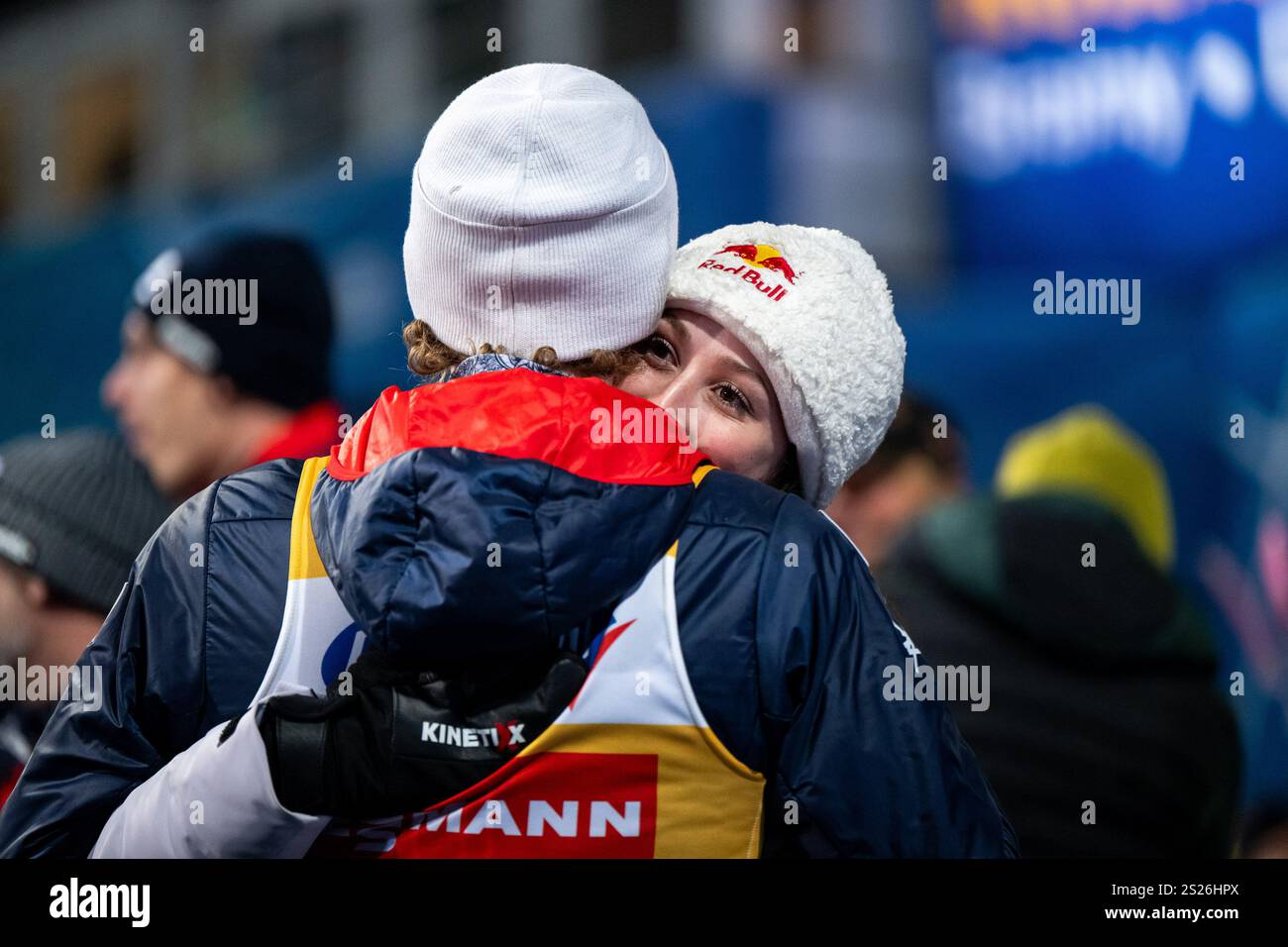 Alexandria Loutitt (Kanada, Skispringer) umarmt und gratuliert ihrem ...