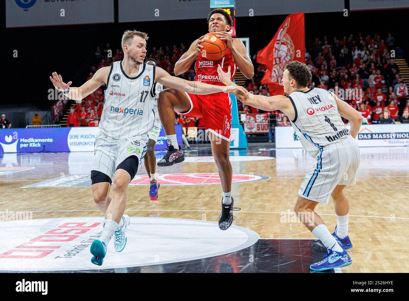 Niklas Wimberg (Hamburg Towers, #17), Noah Locke (Bamberg Baskets, #01), Brae Ivey (Hamburg ...