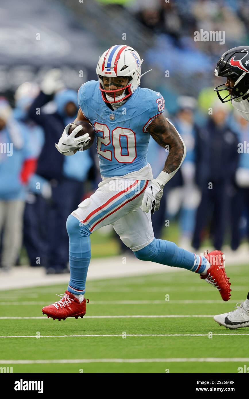 Tennessee Titans running back Tony Pollard (20) runs with the ball ...