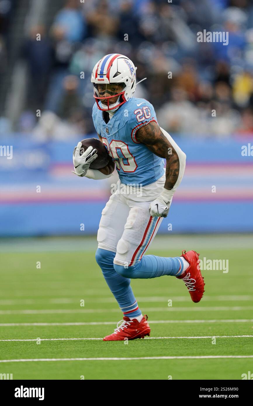 Tennessee Titans running back Tony Pollard (20) runs with the ball ...