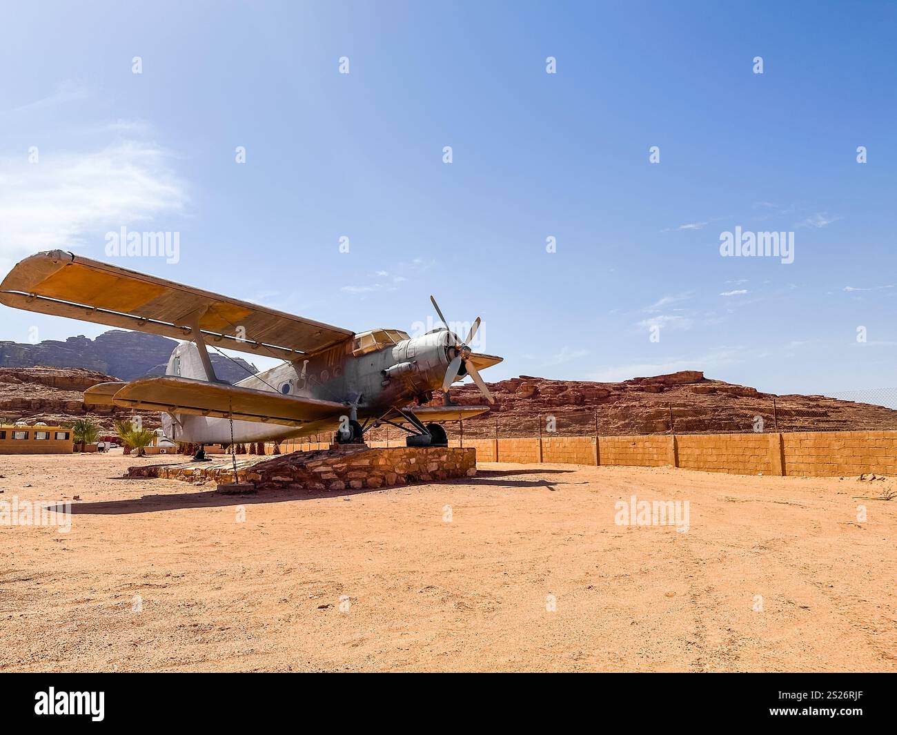 An old world war one airplane parked in the middle of the desert Stock ...